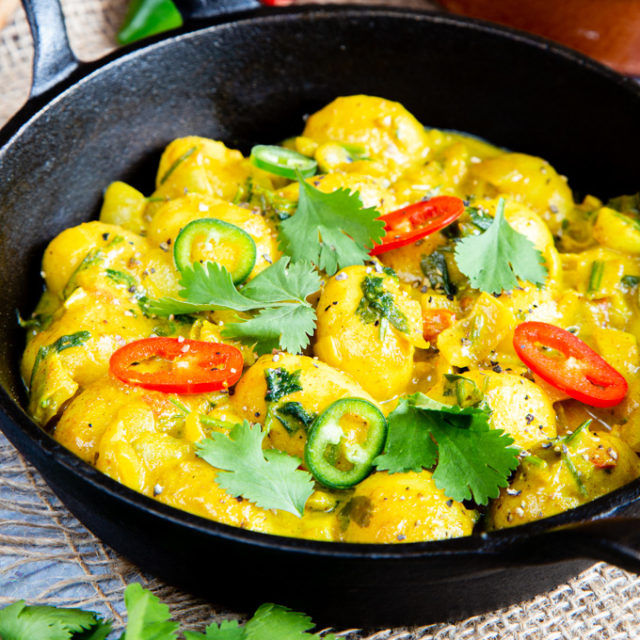 Easy Potato Curry (Aloo Curry) - Helen's Fuss Free Flavours